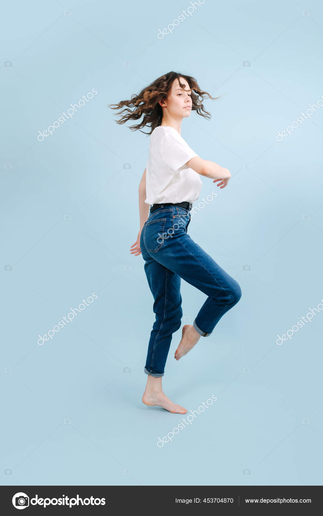 Dynamic contemporary dancer bending knee with straightened ankle ...