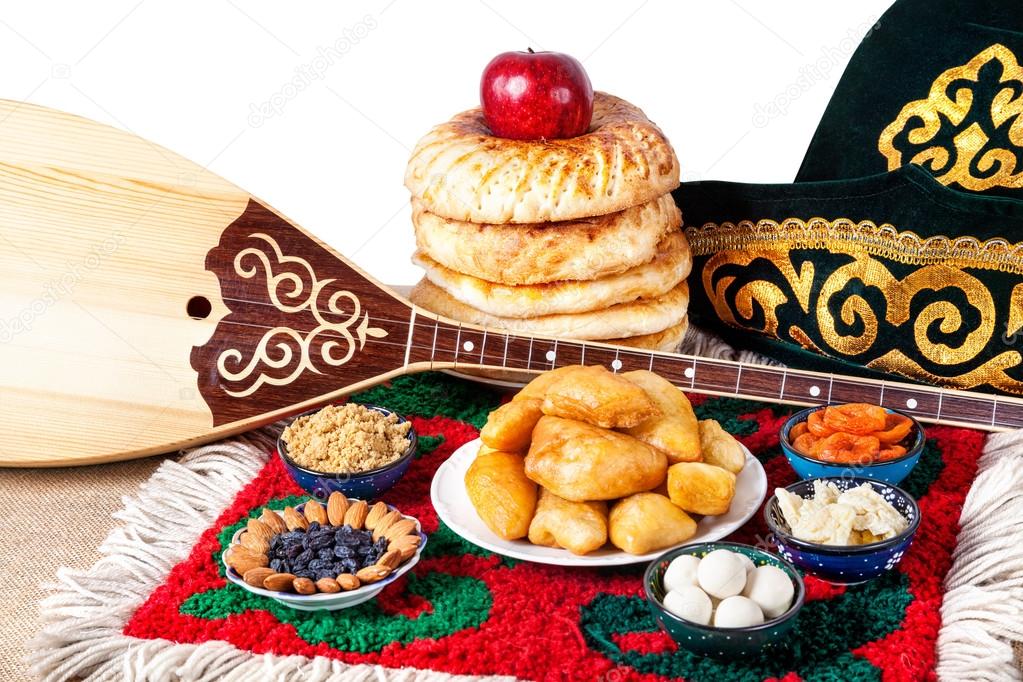 Казахская еда, домбра и шляпа — Стоковое фото © byheaven #79199978