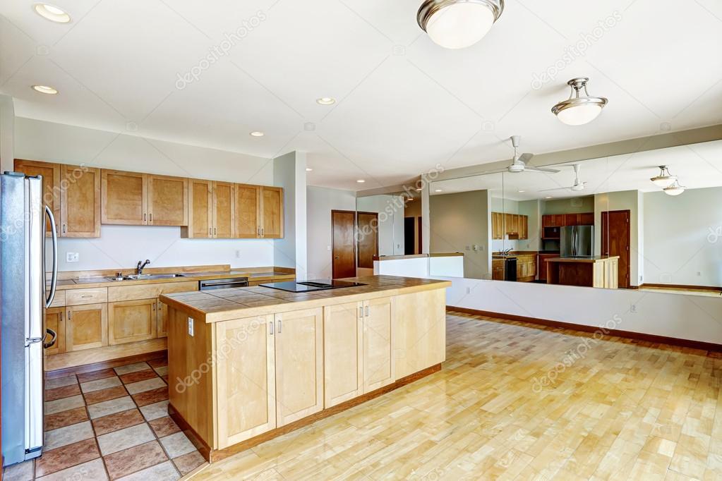 Empty studio. Apartment residential building in downtown Seatte — Stock ...