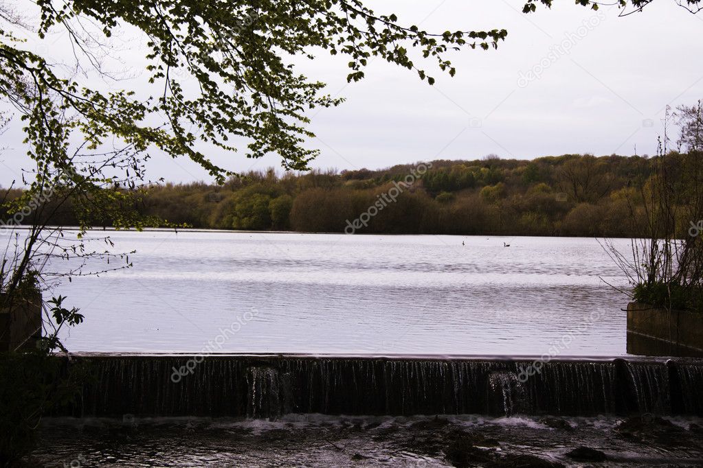 Cascada en el río Misbourne en los Chilterns 2023