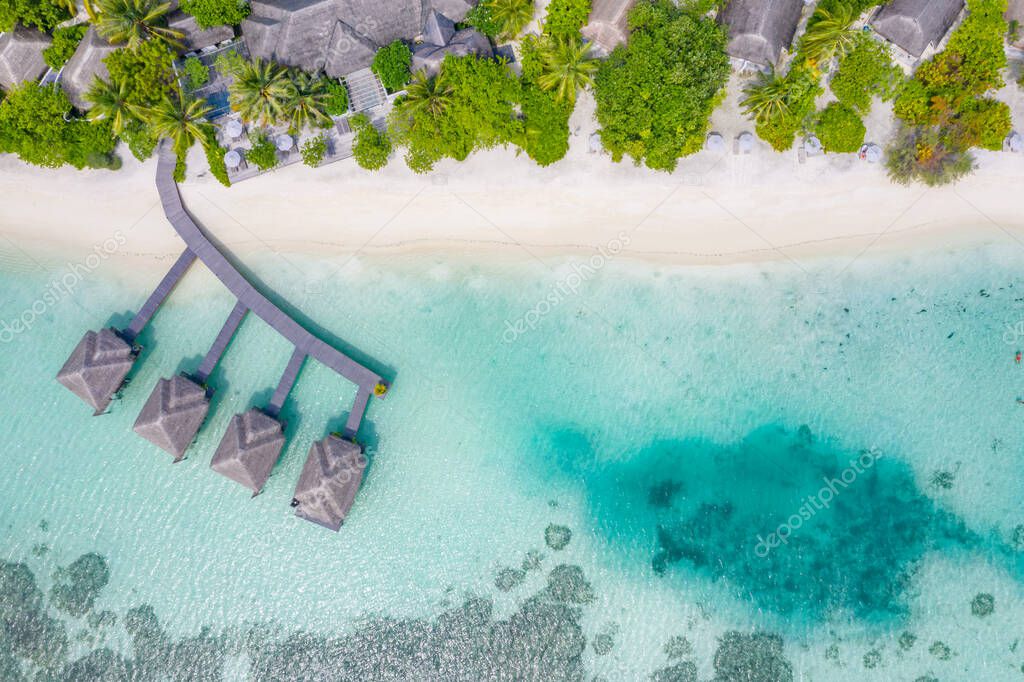 Villa de agua con vista aérea en la isla de Maldivas, hermoso hotel ...