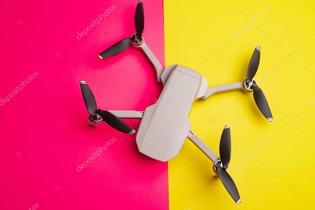 Quadrocopter al fondo. Drone. Drone sobre fondo rosa. Un artículo sobre ...