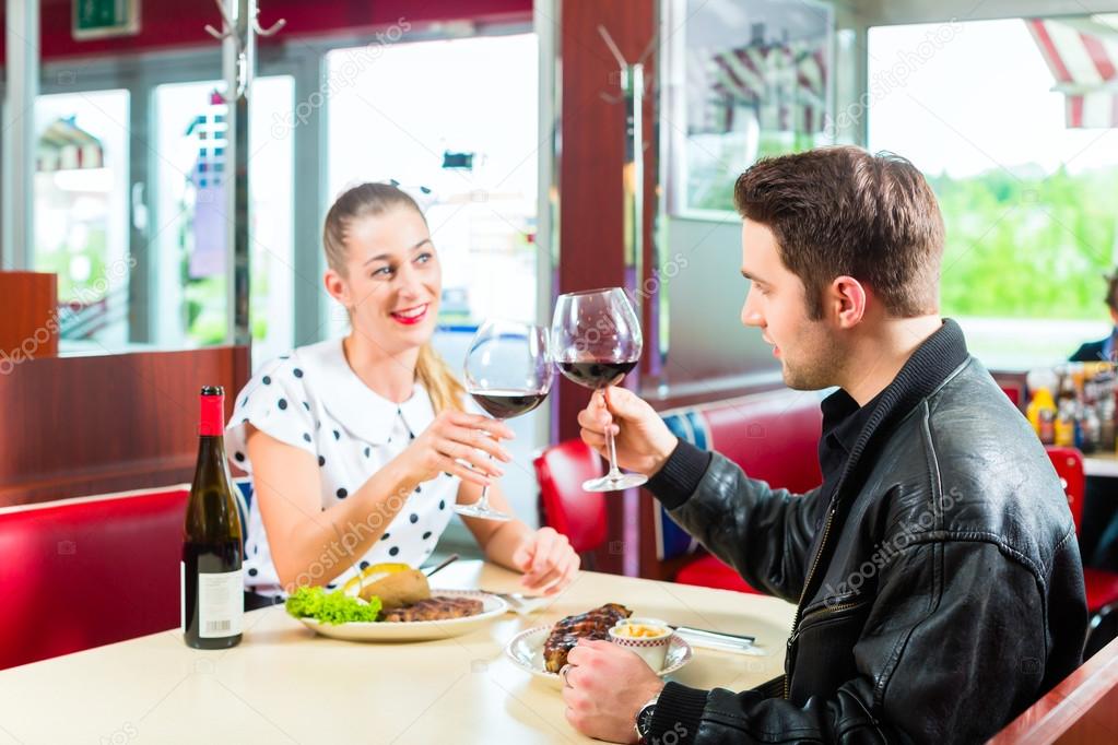 pareja comiendo y bebiendo en el restaurante de comida rápida 2023