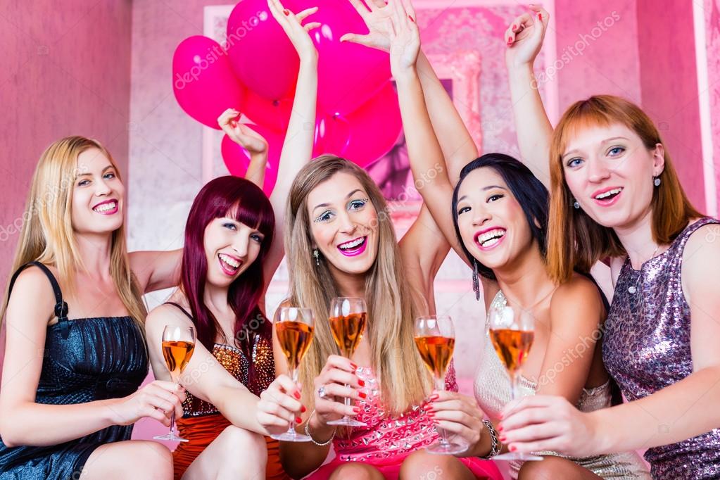 Groupe De Femmes Heureuses Tenant Du Champagne Concept De Célébration