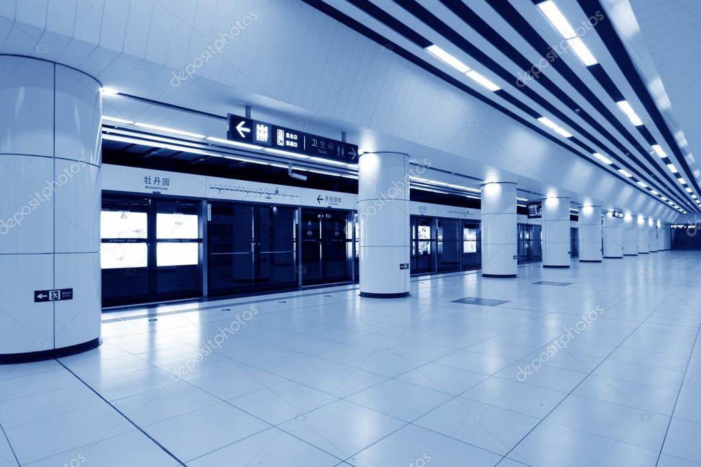moderno hall en la estación de metro de Beijing 2024
