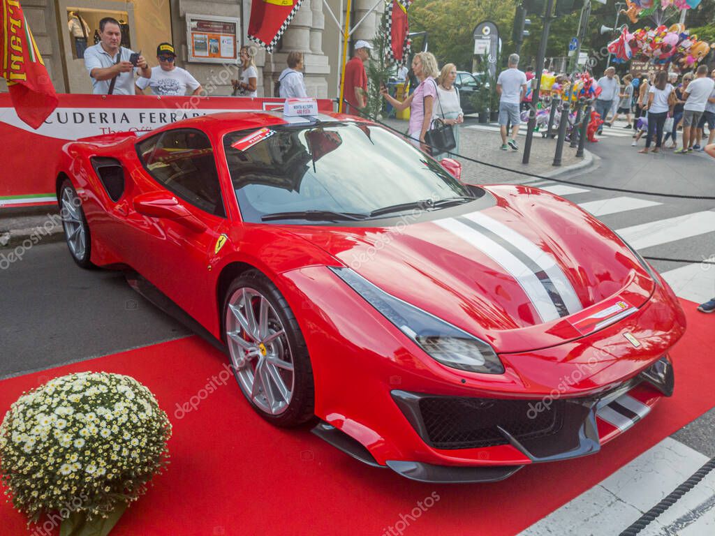 Modelo Ferrari 488 Pista exhibido en la Conegliano Auto Expo, Italia 2022
