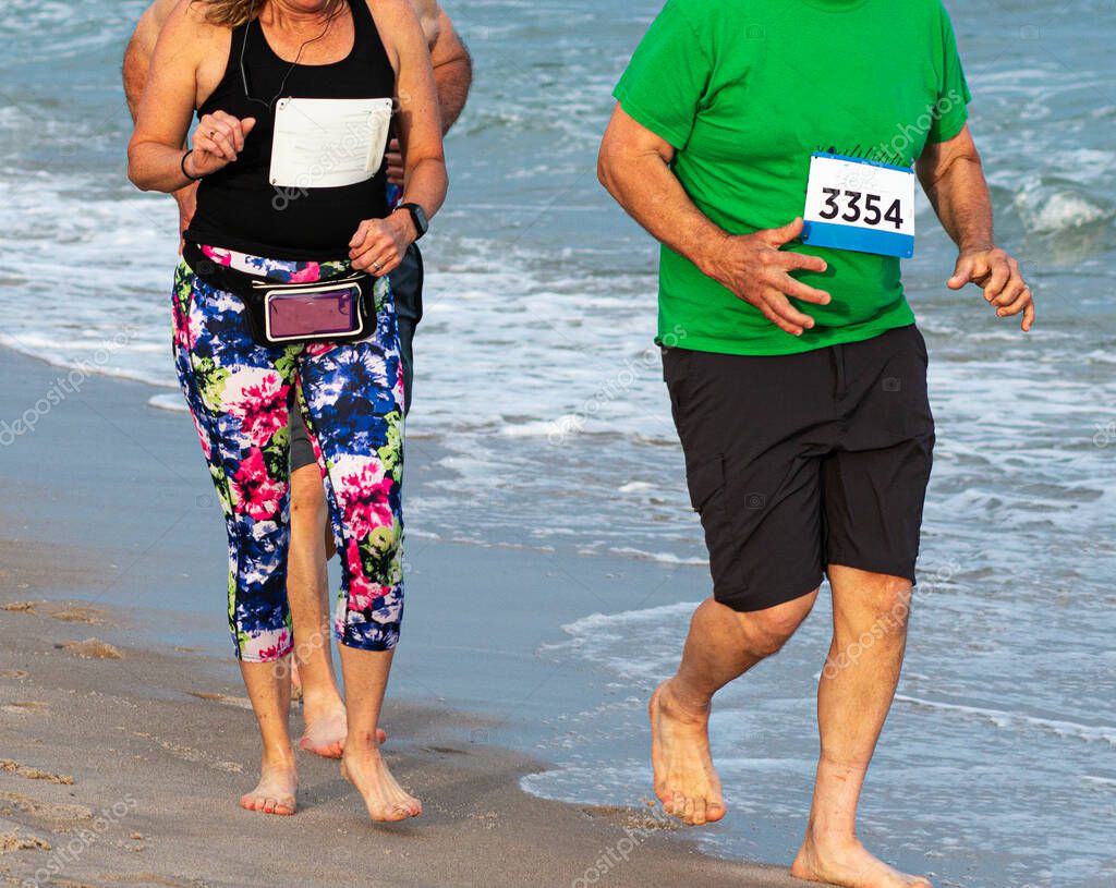 Tres corredores sin zapatos en correr una carrera de una milla en la ...