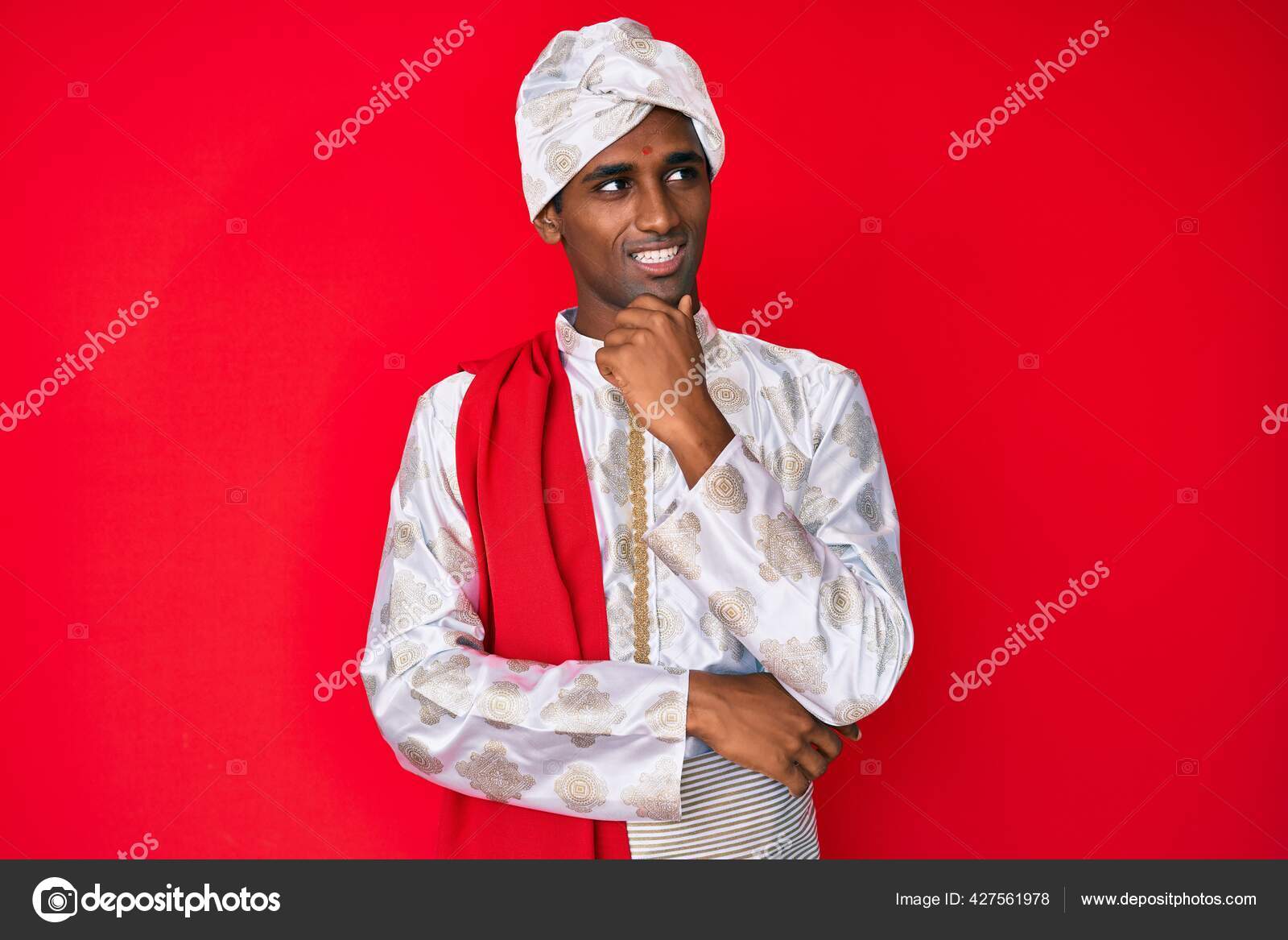 Hombre Indio Guapo Con Ropa Saree Sherwani Tradición Con Mano — Foto de ...