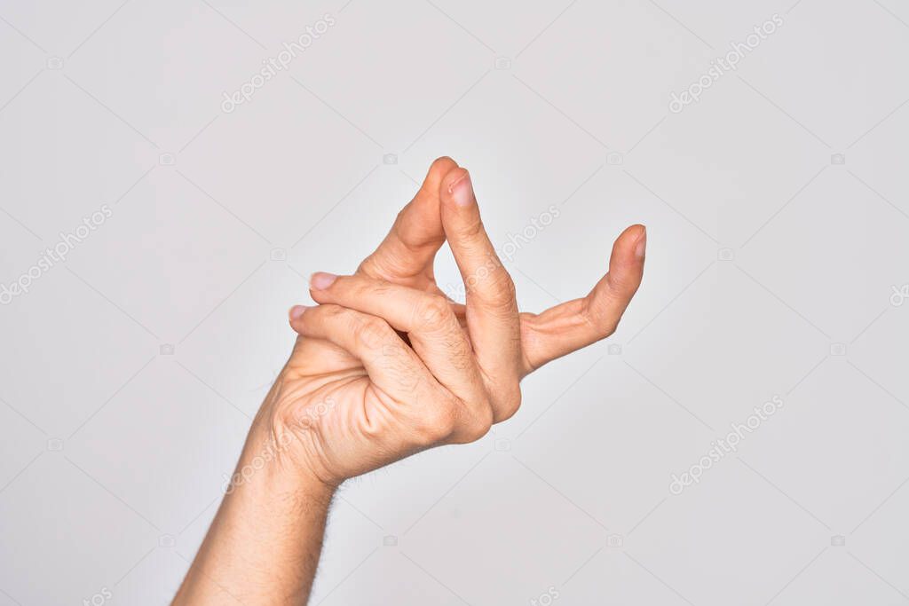 Mano de joven caucásico mostrando los dedos sobre el fondo blanco ...