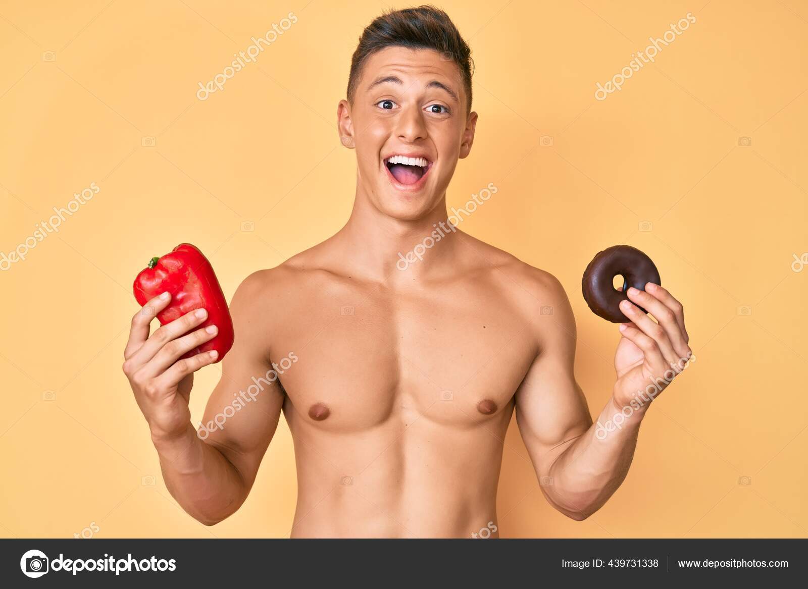 Joven Chico Hispano Sin Camisa Sosteniendo Pimiento Rojo Donut ...