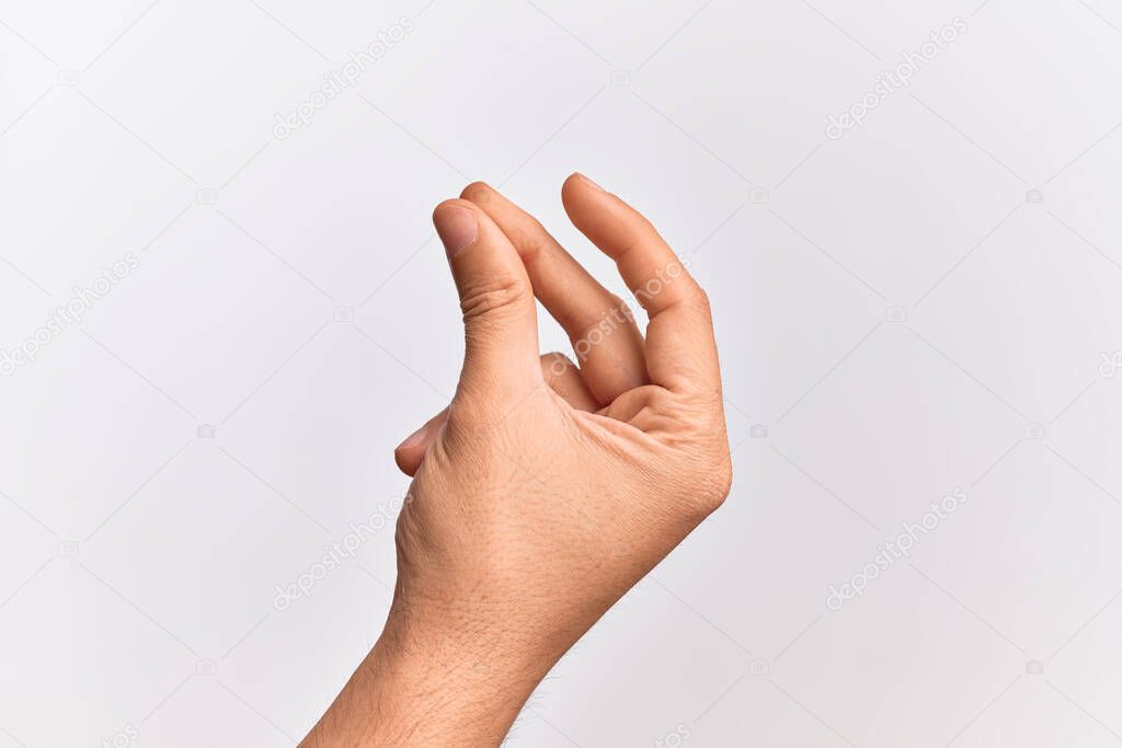 Mano de joven caucásico mostrando los dedos sobre el fondo blanco ...