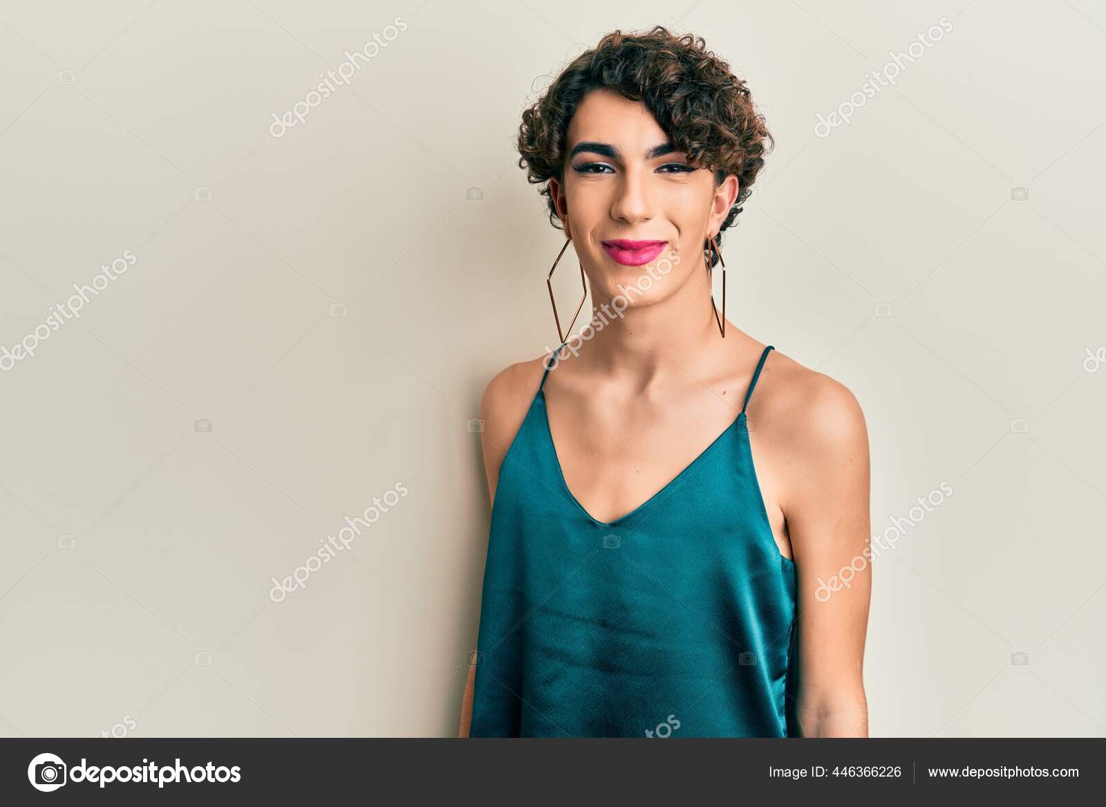 Joven Hombre Transgénero Vistiendo Maquillaje Ropa Mujer Buscando Moda ...