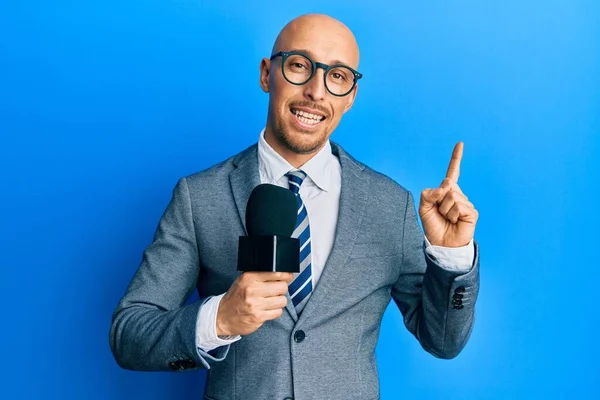 Hombre calvo con barba sosteniendo micrófono reportero sonriendo feliz ...