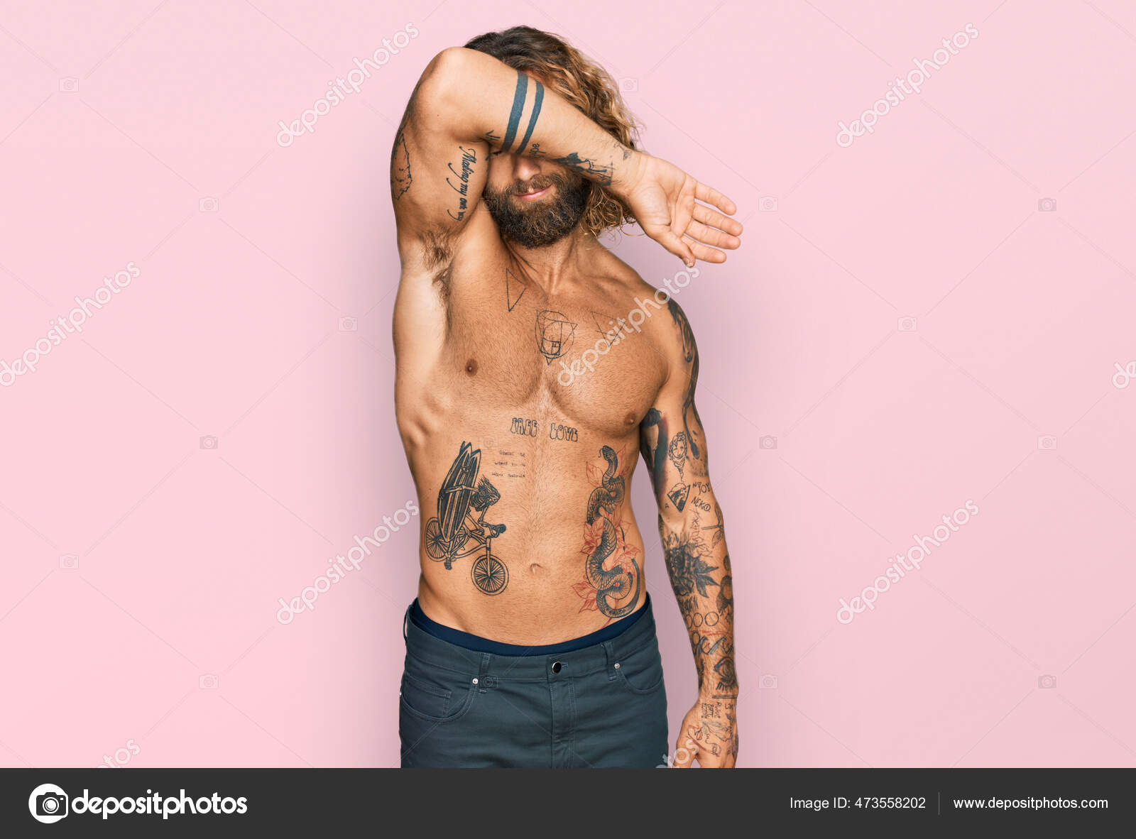 Komea Mies Jolla Parta Pitkät Hiukset Seisoo Paidattomana Näyttää ...