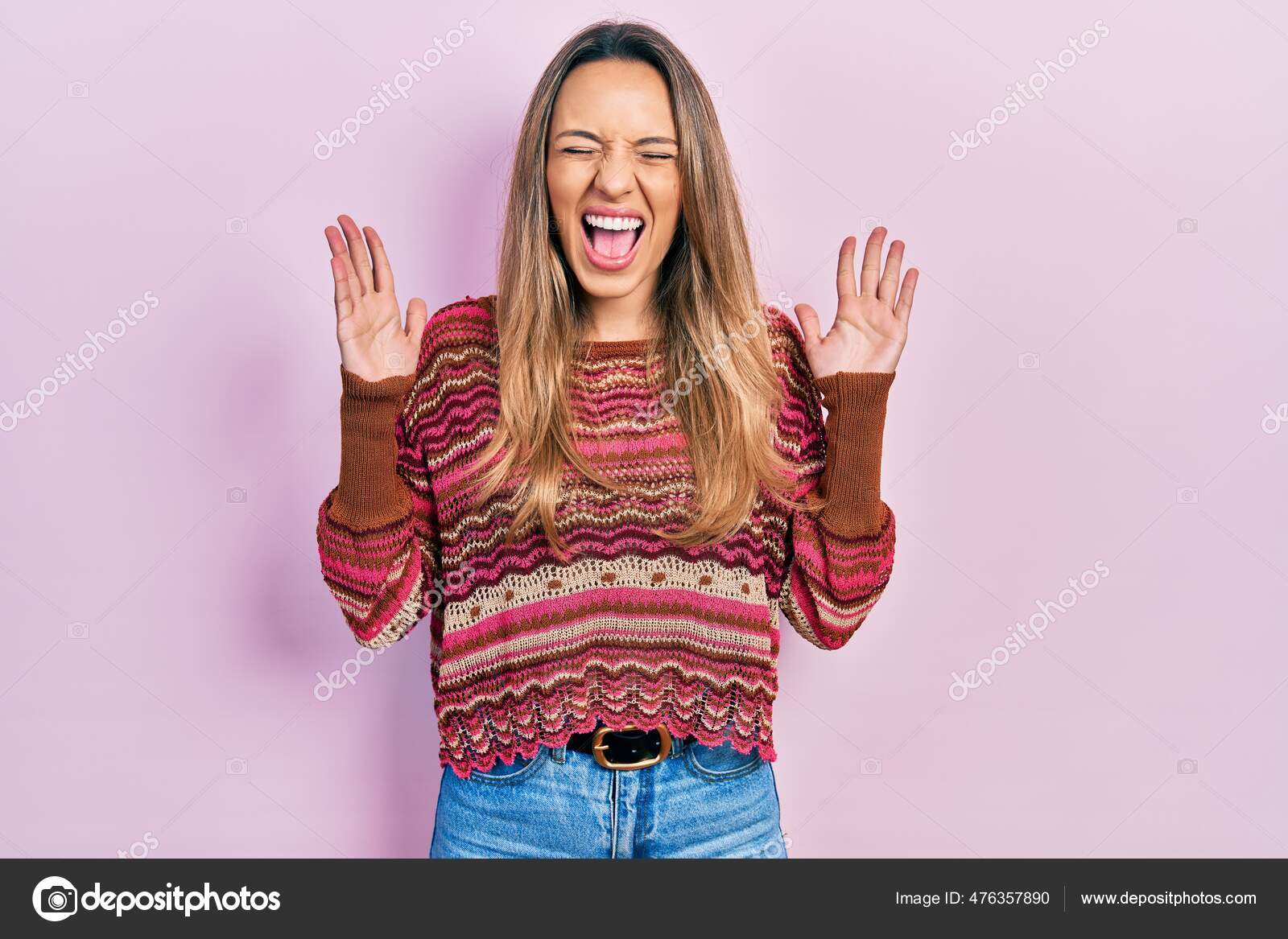 Hermosa Mujer Hispana Vistiendo Suéter Hippie Celebrando Loco Loco Por ...