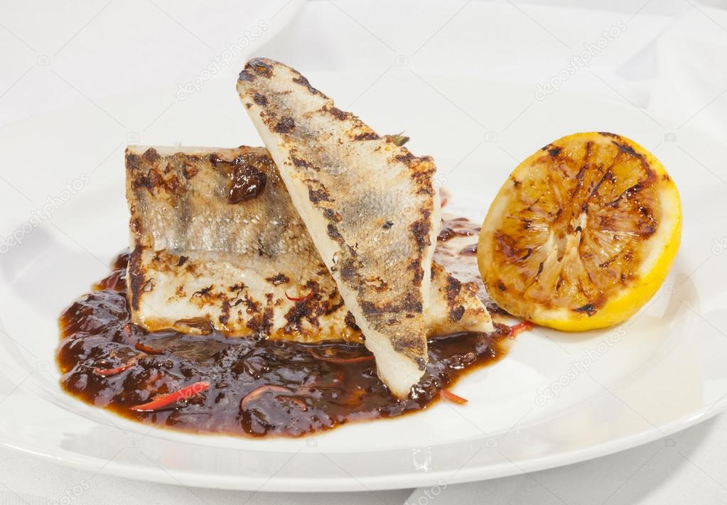 perca grelhada com limão — Fotografias de Stock © kropic #90347196