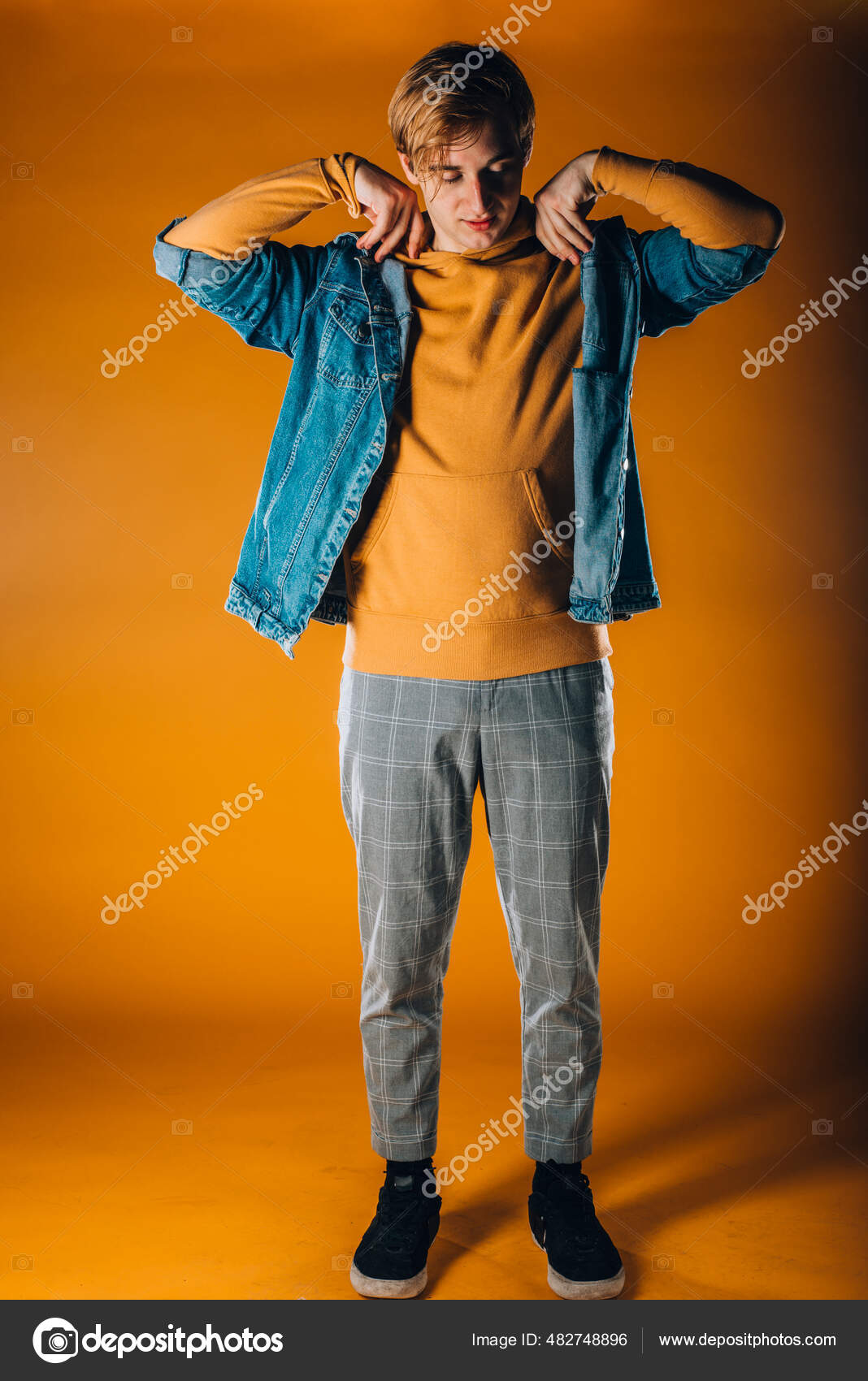 Contemporary Dance Artist Practicing Dance Routine — Stock Photo ...