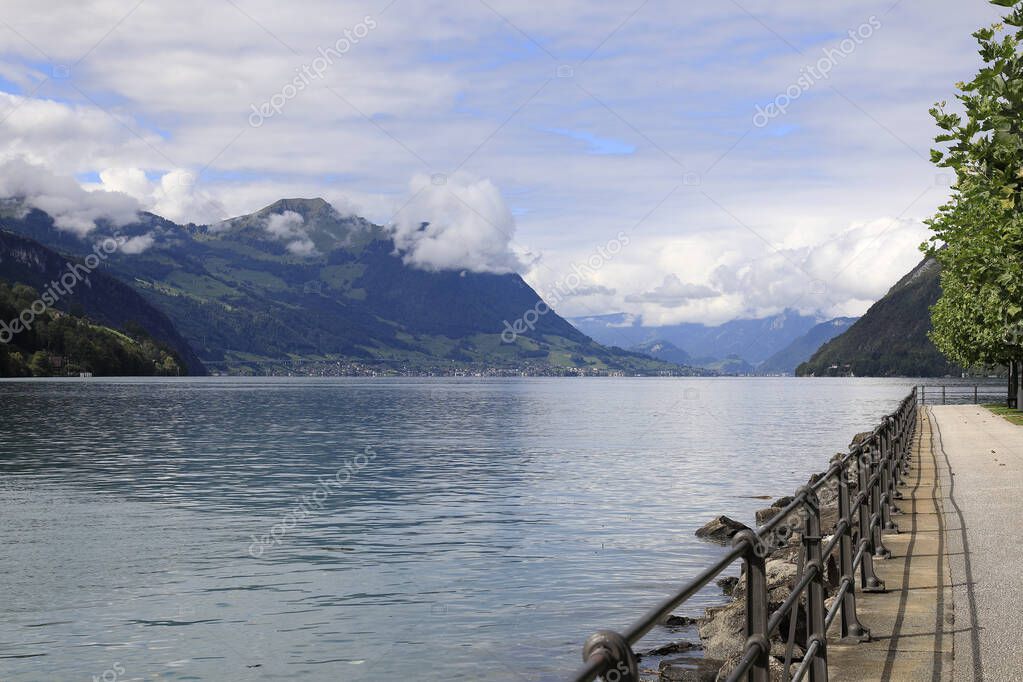 Paisaje con un paseo junto al lago, que es visible a lo largo del lago ...