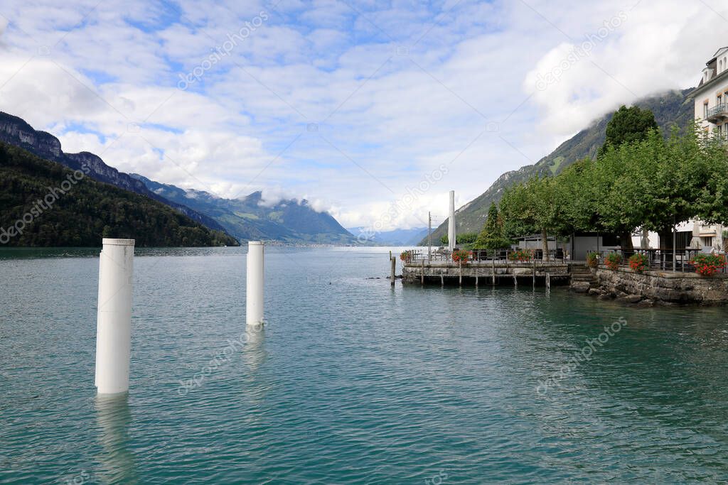 Majestuosa vista de los Alpes y el gran lago de Lucerna en Suiza como ...