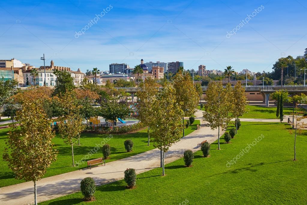 Valencia Turia river park and skyline — Stock Photo #101484620