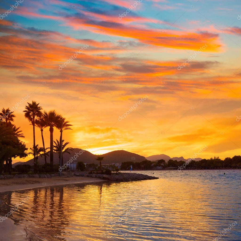Alcudia Majorca at sunset on the beach Mallorca — Stock Photo ...