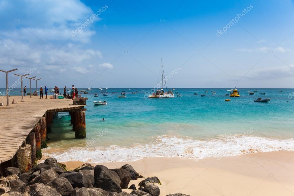 Pontão de praia de Santa Maria em Sal Island Cabo Verde - Cabo Verde ...