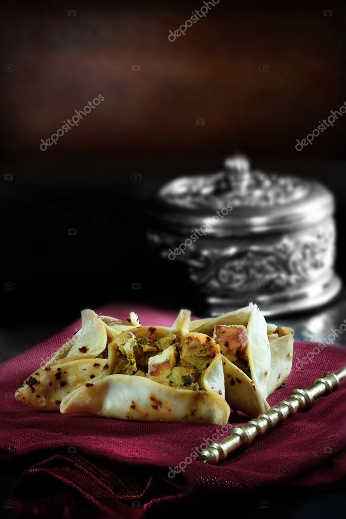 Fotos de Samosas indias abiertas - Imagen de © CogentMarketing #94228980