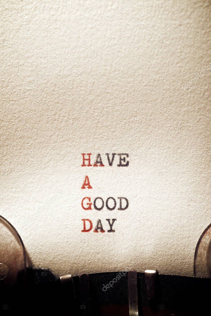 Tener una frase de buen día escrito con una máquina de escribir. 2022