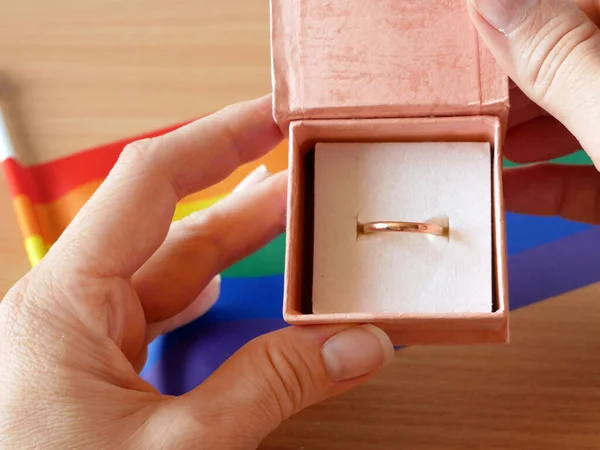anillo de boda de oro en bandera de lgbt arco iris y bandera de la ...