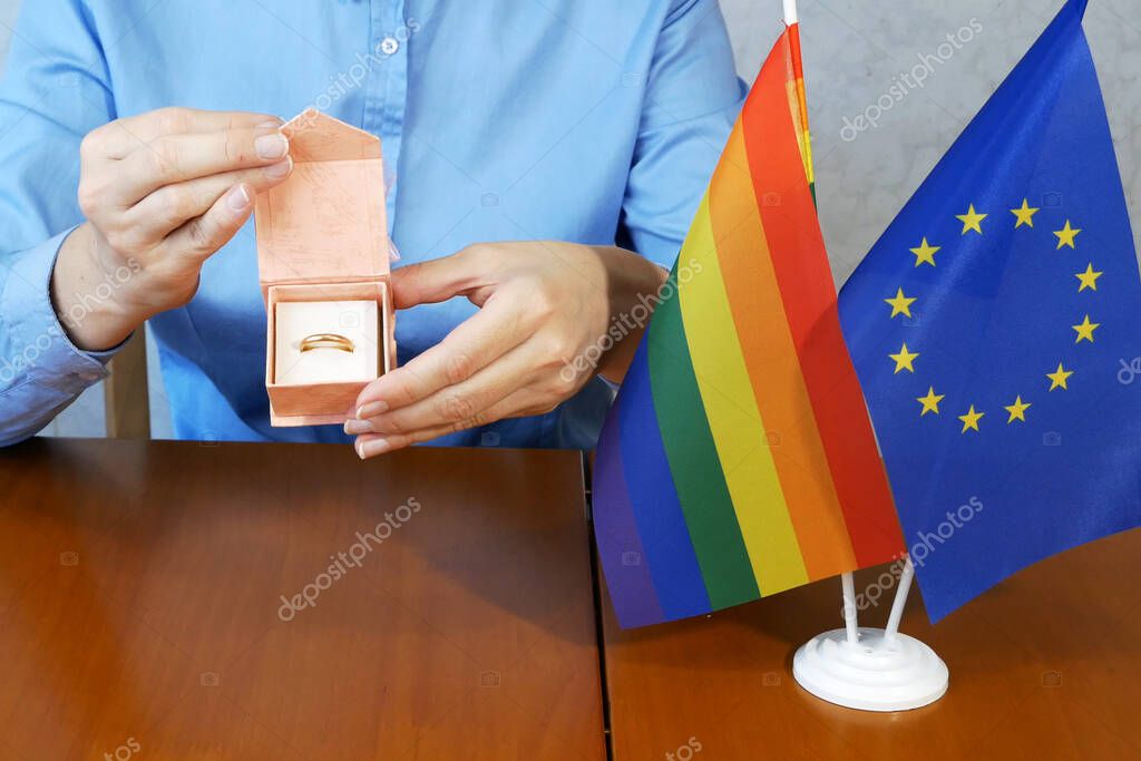 anillo de boda de oro en bandera de lgbt arco iris y bandera de la ...