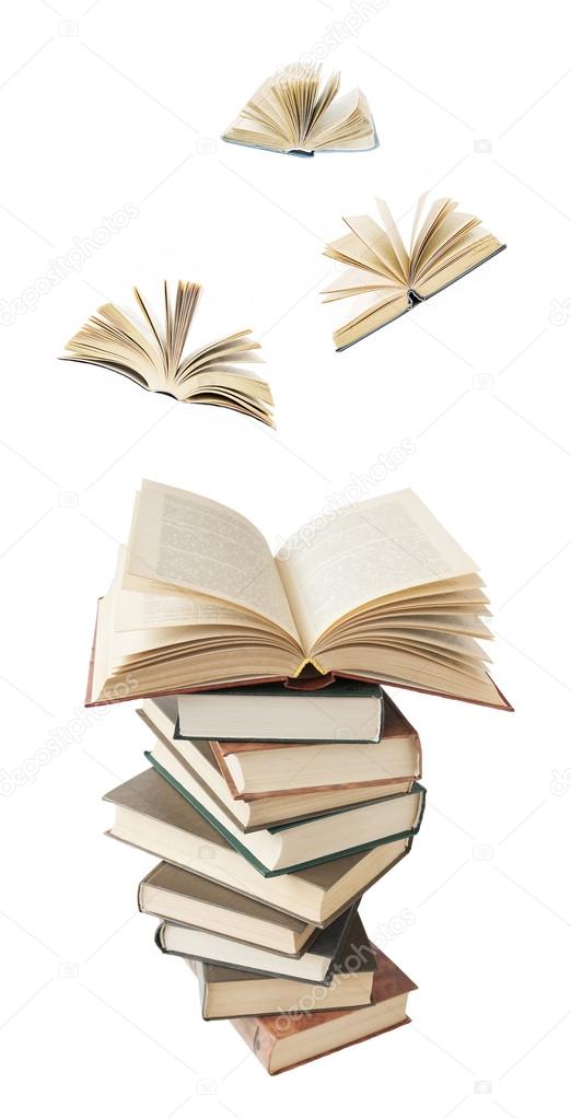 Montón de libros con libros abiertos volando aislados sobre fondo ...