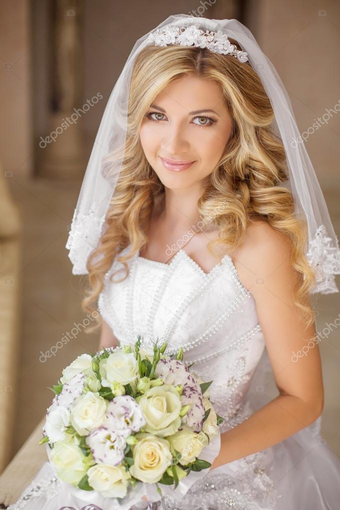 Beautiful smiling bride woman with bouquet of flowers, wedding m Stock ...