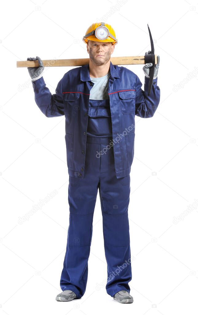 Minero hombre con pico hacha sobre fondo blanco 2024