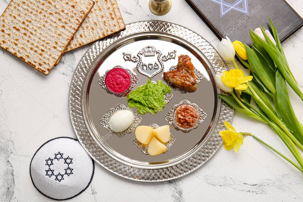 Plato de Seder de Pascua con comida tradicional, Torá y gorra judía ...