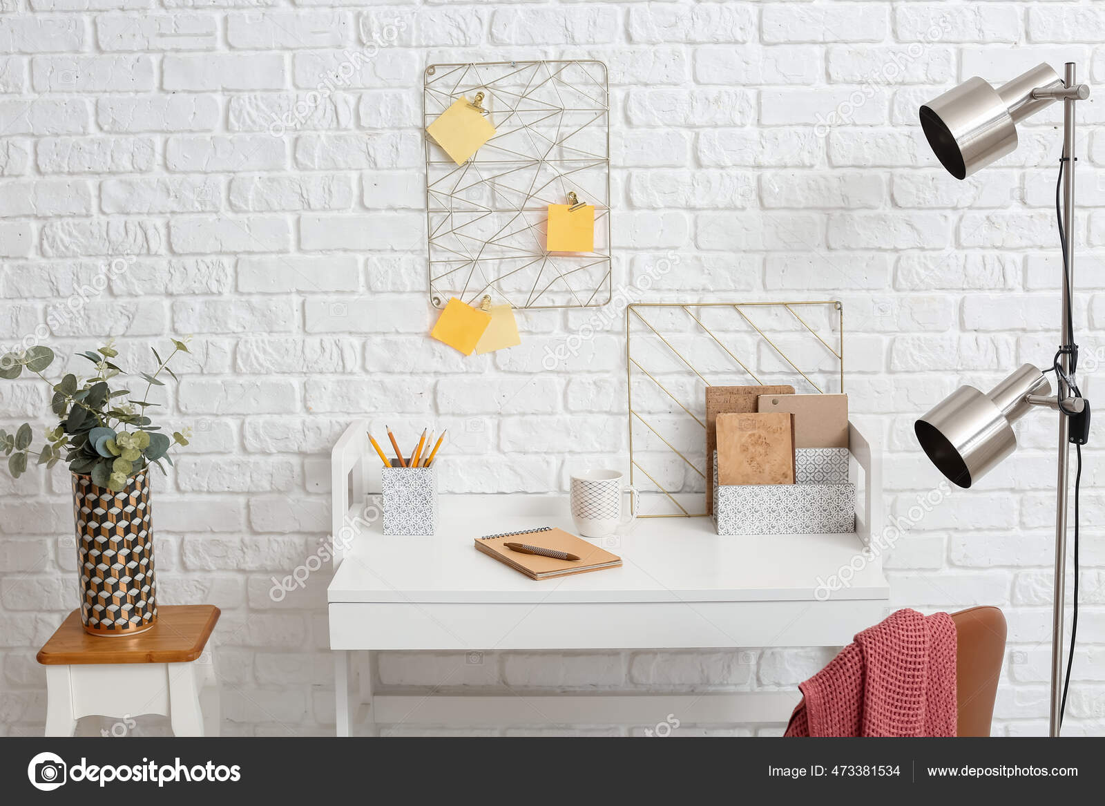 Lugar Trabajo Moderno Con Organizadores Cerca Pared Ladrillo — Foto de ...