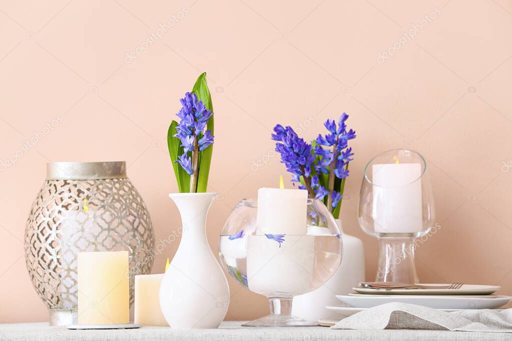 Hermosa composición con flores de jacinto y velas encendidas en la mesa ...