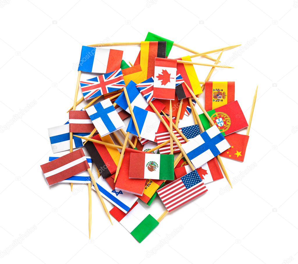 Muchas banderas de diferentes países sobre fondo blanco 2022