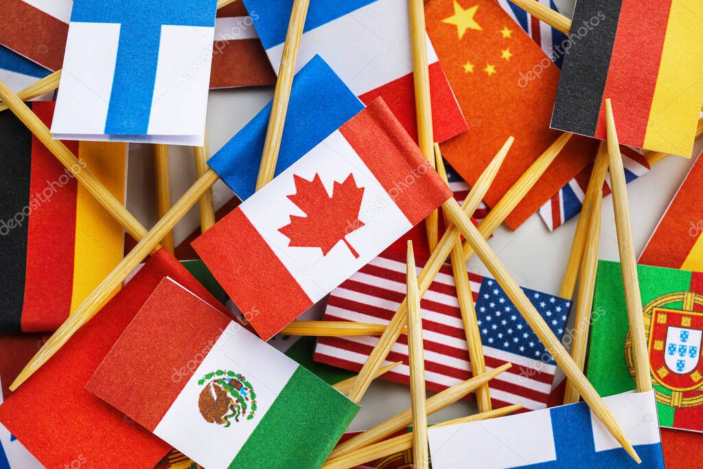 Muchas banderas de diferentes países como fondo 2023