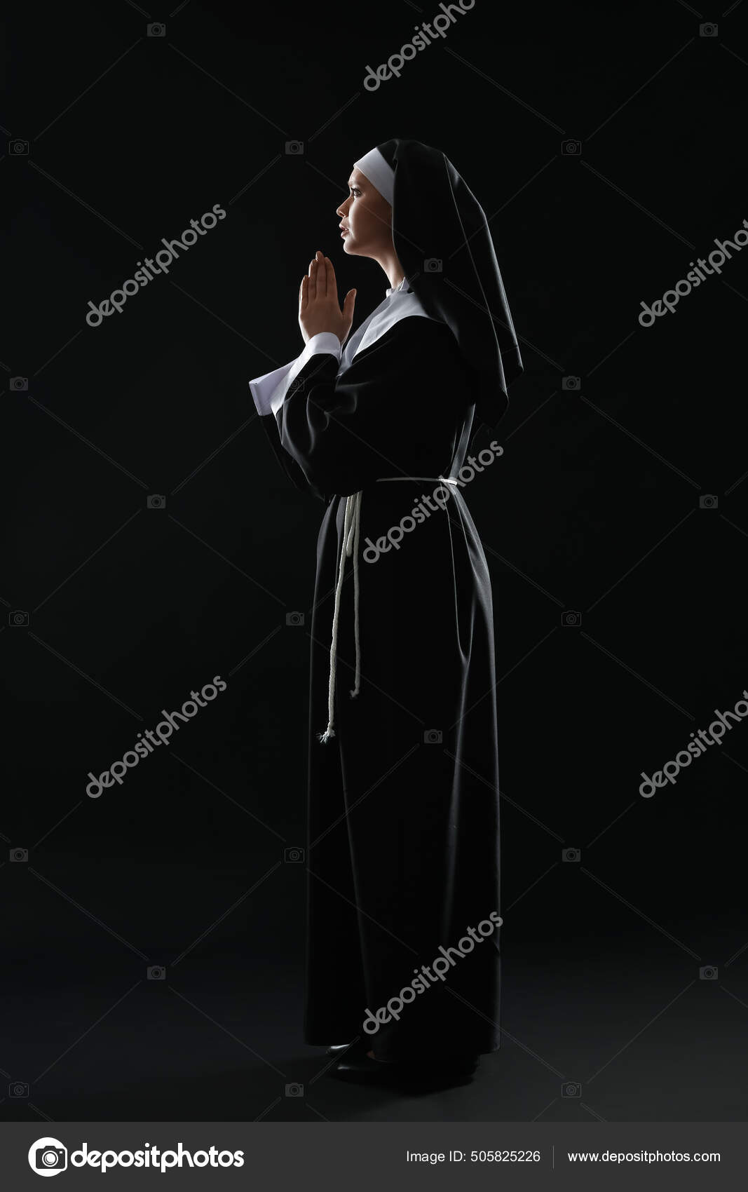 Joven Monja Religiosa Sobre Fondo Oscuro — Foto de stock #505825226 ...