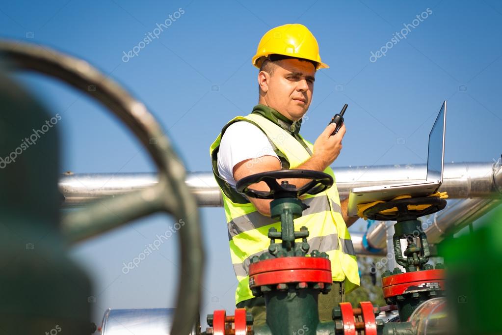 Ingeniero en equipo de trabajador inspeccionando una válvula 2024