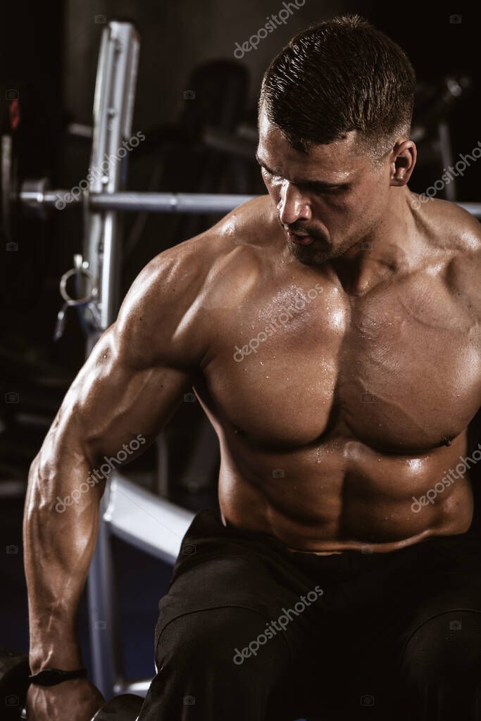 Fitness en gimnasio, deporte y estilo de vida saludable. Hombre atlético guapo con torso desnudo ...