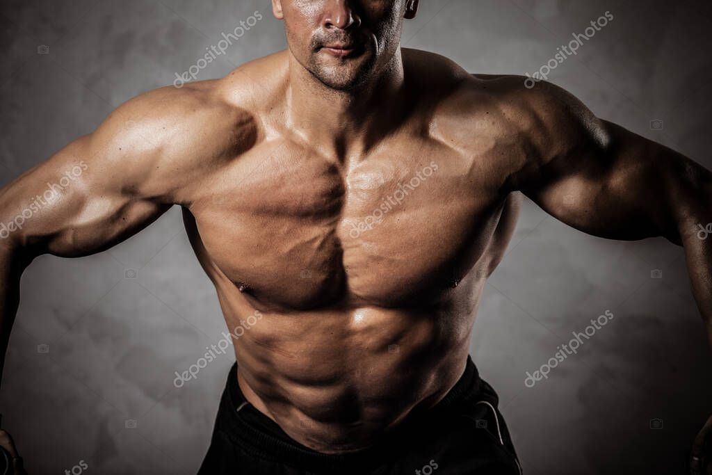 Fitness en gimnasio, deporte y estilo de vida saludable. Hombre atlético guapo con torso desnudo ...