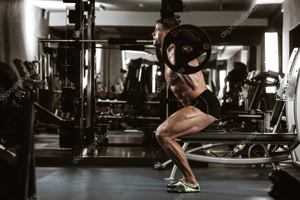 Fitness en gimnasio, deporte y estilo de vida saludable. Hombre atlético guapo con torso desnudo ...