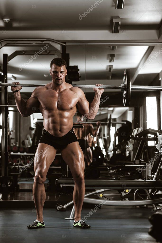 Fitness en gimnasio, deporte y estilo de vida saludable. Hombre atlético guapo con torso desnudo ...