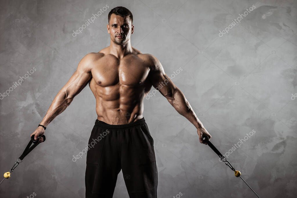 Fitness en gimnasio, deporte y estilo de vida saludable. Hombre atlético guapo con torso desnudo ...