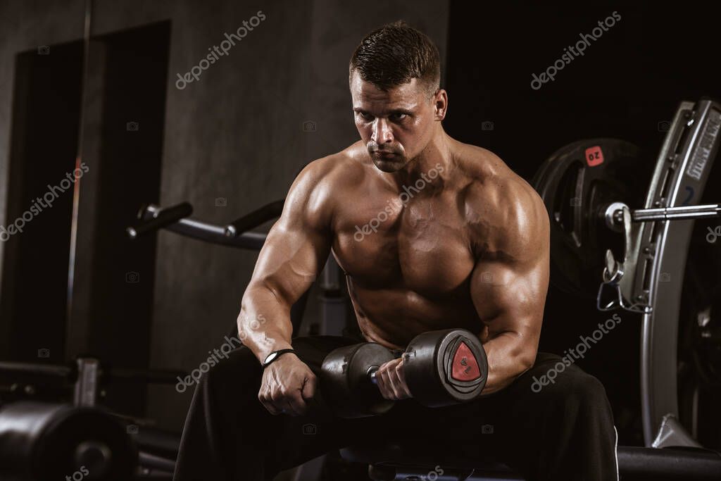 Fitness en gimnasio, deporte y estilo de vida saludable. Hombre atlético guapo con torso desnudo ...