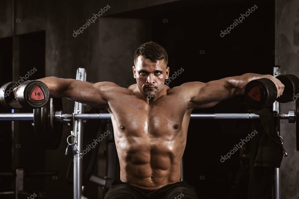 Fitness en gimnasio, deporte y estilo de vida saludable. Hombre atlético guapo con torso desnudo ...