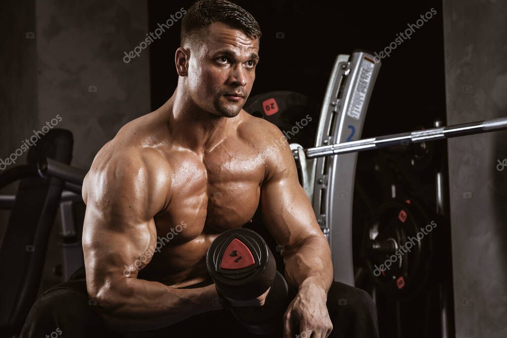Fitness en gimnasio, deporte y estilo de vida saludable. Hombre atlético guapo con torso desnudo ...