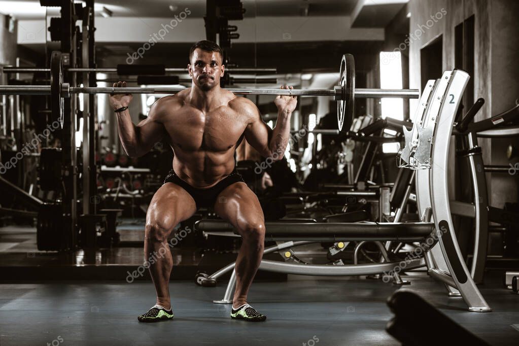 Fitness en gimnasio, deporte y estilo de vida saludable. Hombre atlético guapo con torso desnudo ...