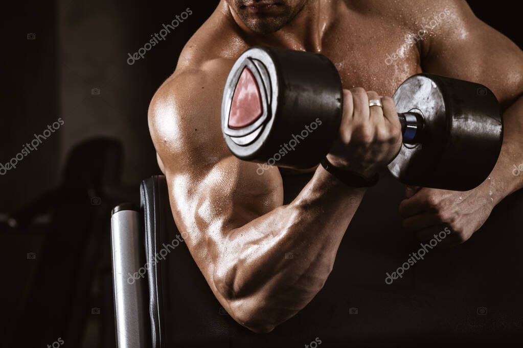 Fitness en gimnasio, deporte y estilo de vida saludable. Hombre atlético guapo con torso desnudo ...